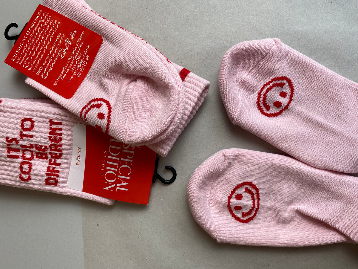 Statement Socken „It‘s cool to be different“ – Special Edition Studio